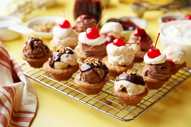 MINI ICE CREAM COOKIE SUNDAES - MMM HAPPY FOOD