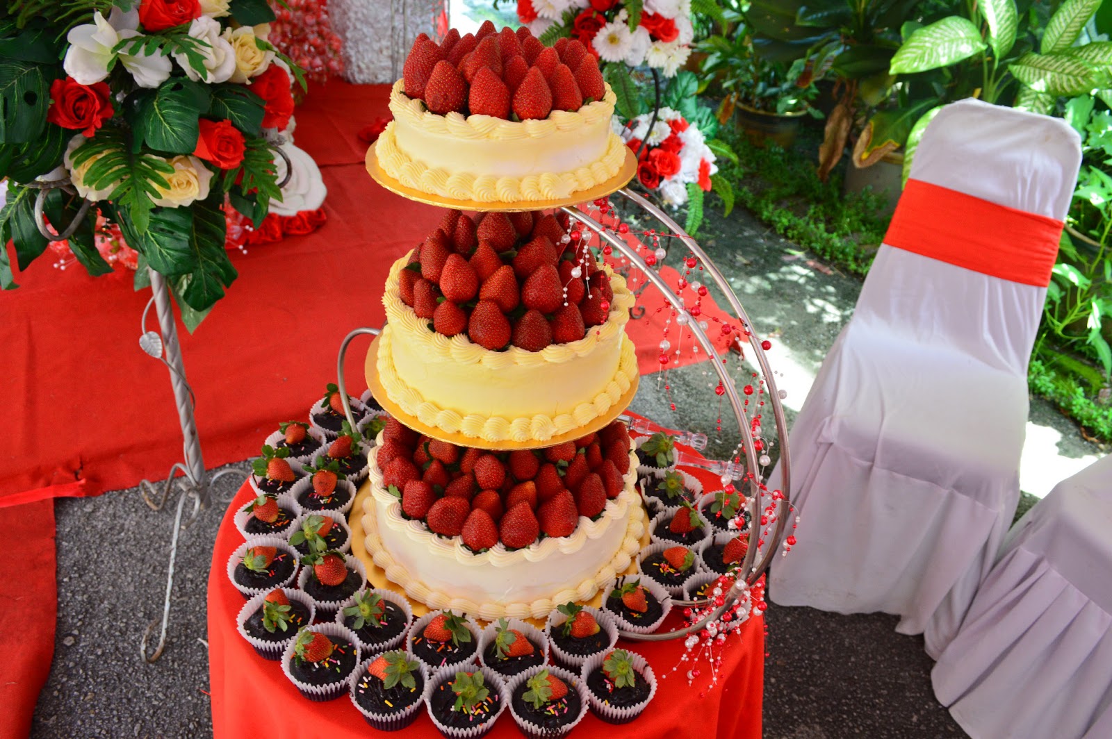 Zanima Homemade Cakes : Kek Perkahwinan Tema Strawberry untuk Pasangan ...