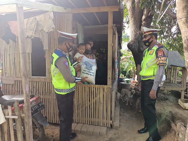 Patroli Sedekah Di Jumat Berkah, Sat Lantas Polres Wajo Bagikan Sembako Kepada Warga