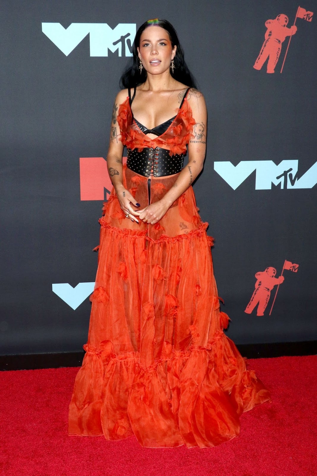 Halsey debuts rainbow hair at the 2019 MTV Video Music Awards