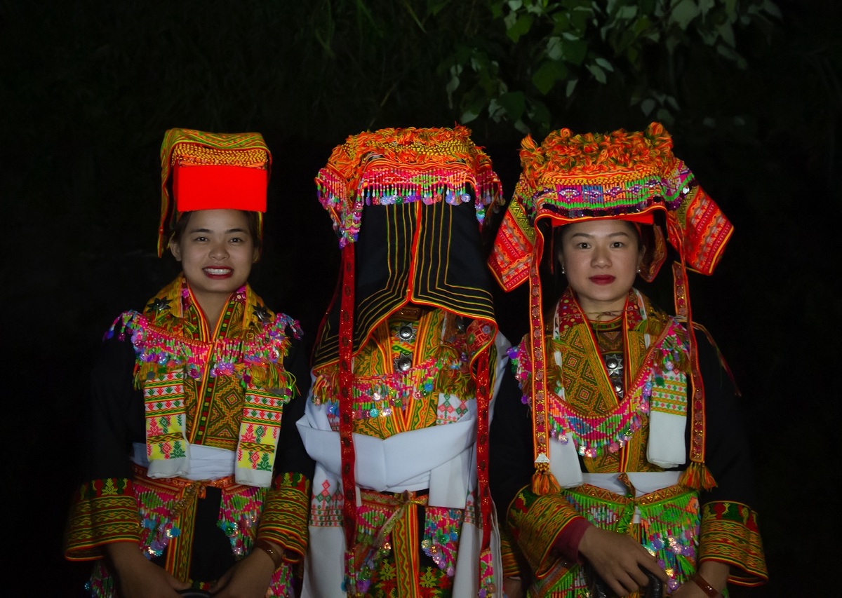 Amazing Vietnam: Đám cưới đêm của người Dao Mẫu Sơn