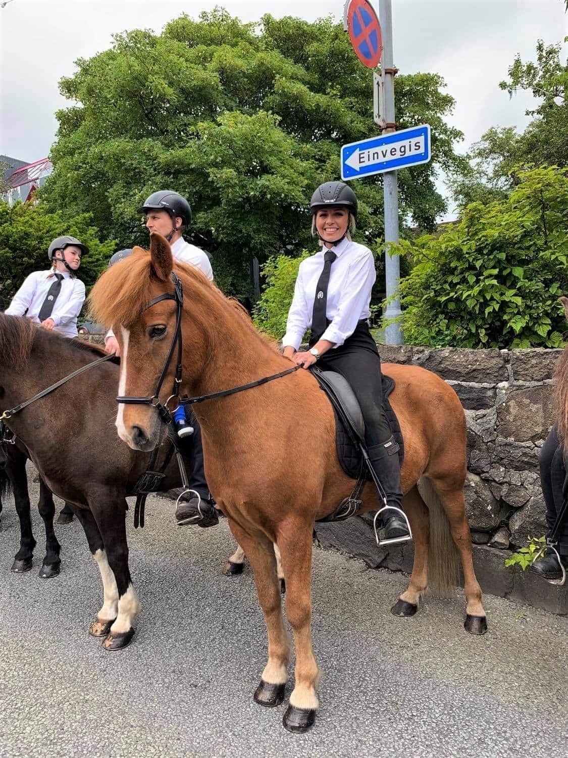 Føroya Ríðingarfelag: Forseti og Barbara fremst í ólavsøkuskrúðgonguni