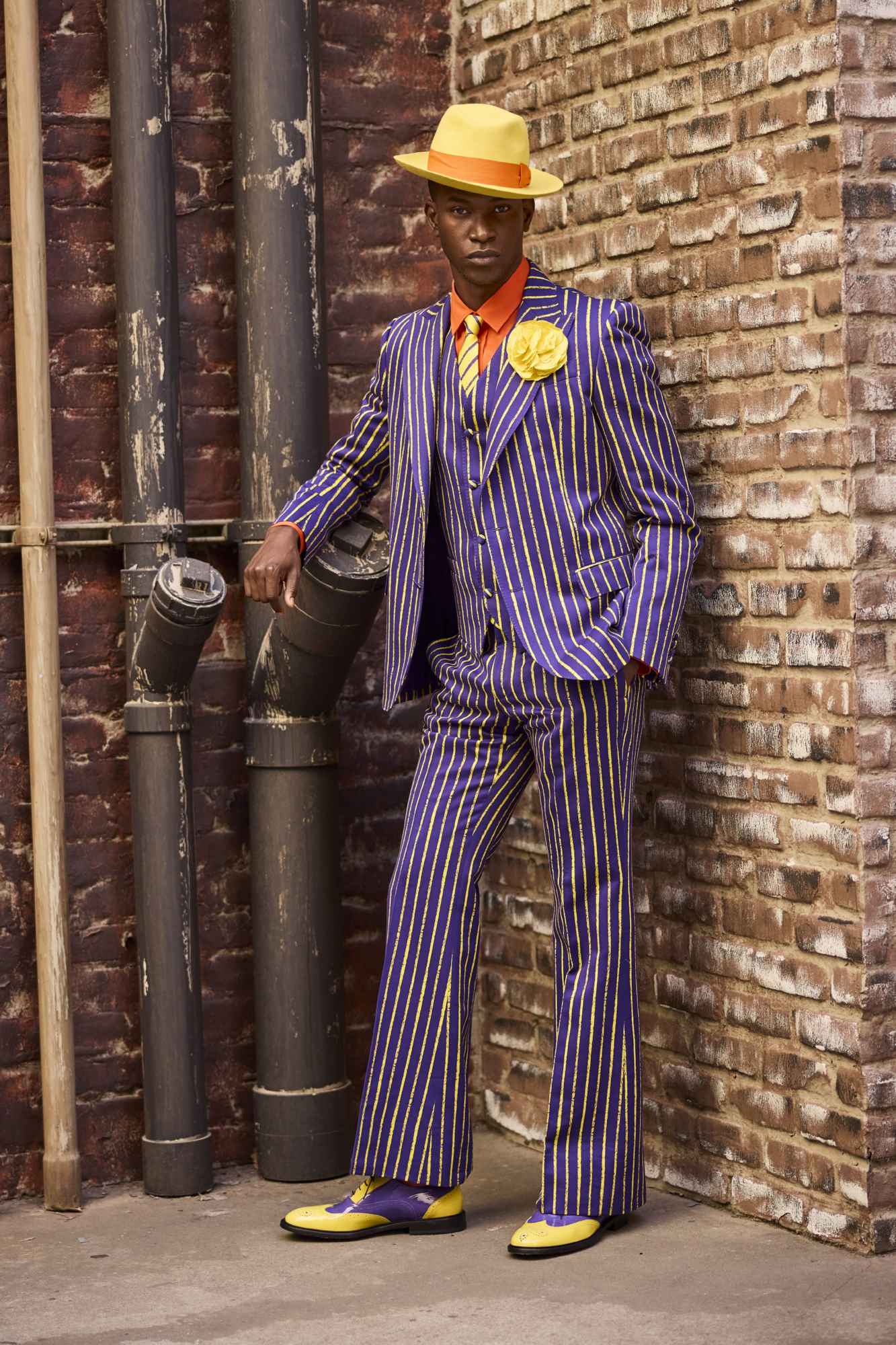 Moschino dota de color al neo-dandy contemporáneo para su colección ...