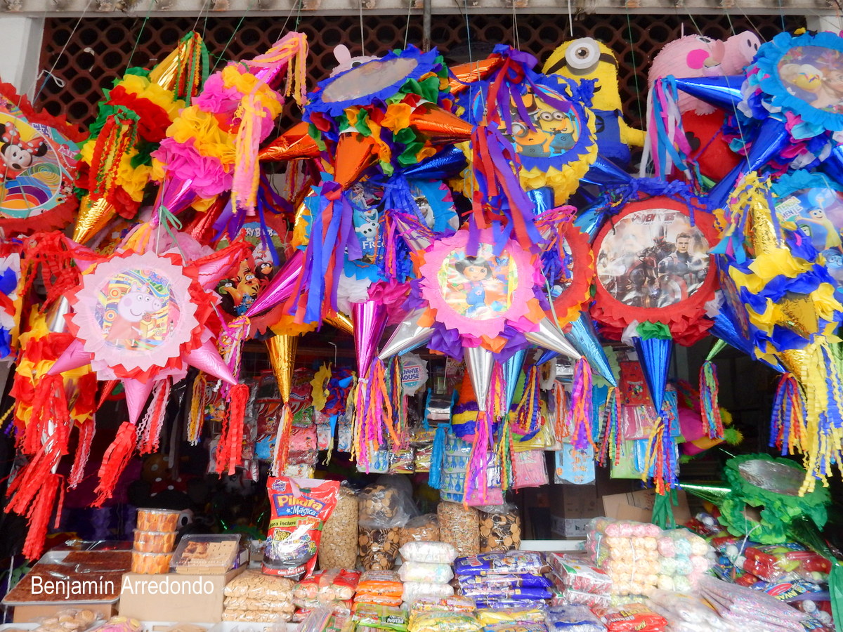 El Bable: Las piñatas tradición mexicana convertida en arte