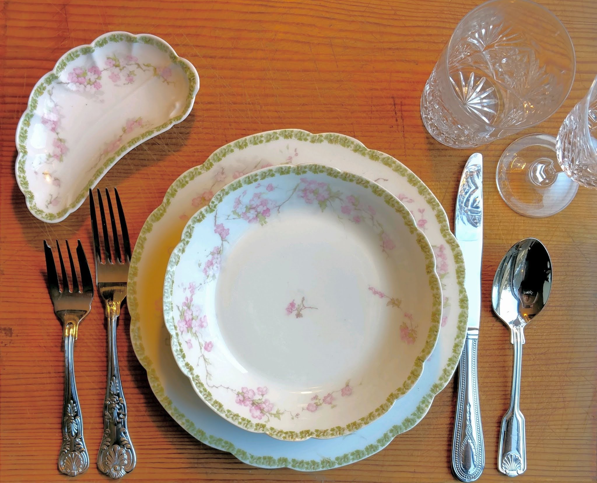 Etiquipedia: Using Crescent Plates Properly