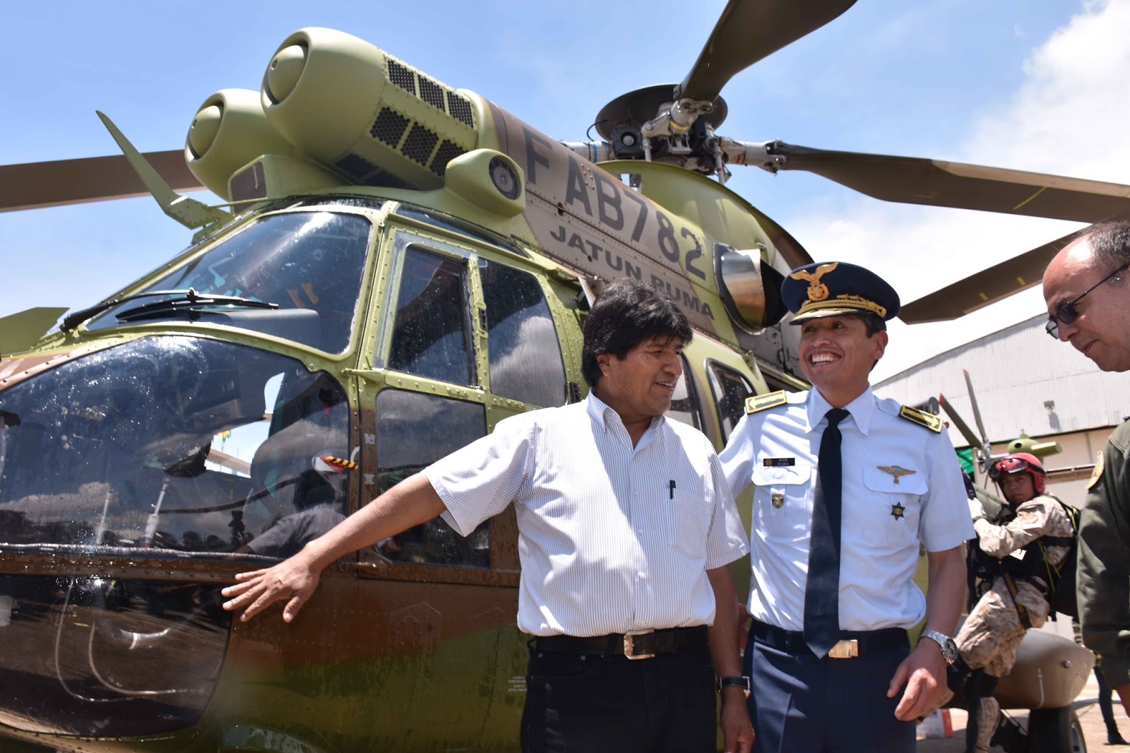 Bolivia Informa: Evo entrega 3er Super Puma a las FFAA