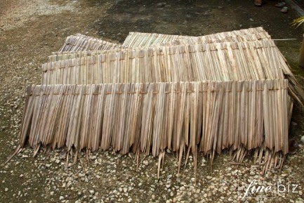 Xenon: PENGGUNAAN ATAP DAUN NIPAH SEBAGAI DAYA TARIKAN