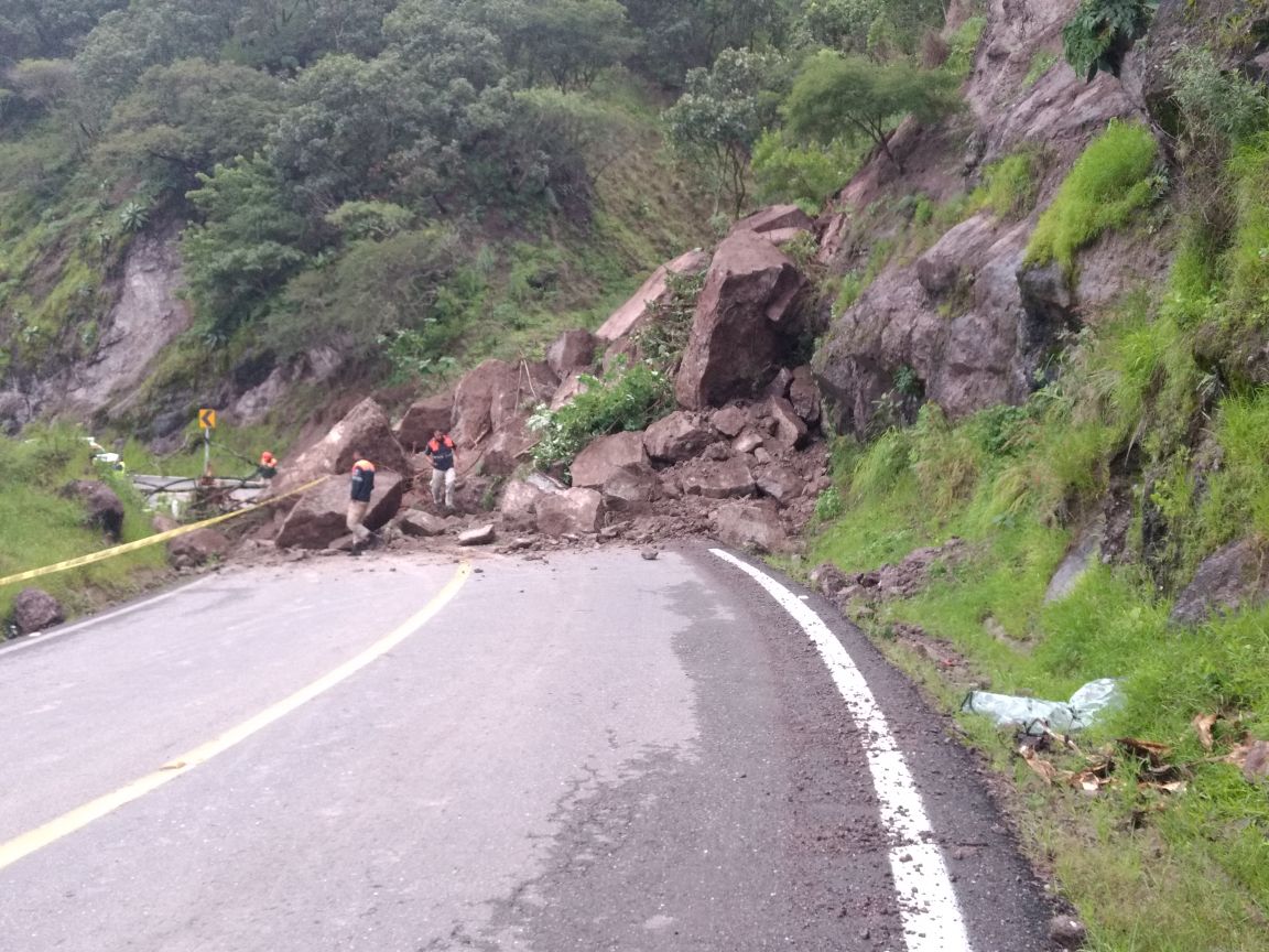 En Guerrero 8 derrumbes sobre carreteras por lluvias