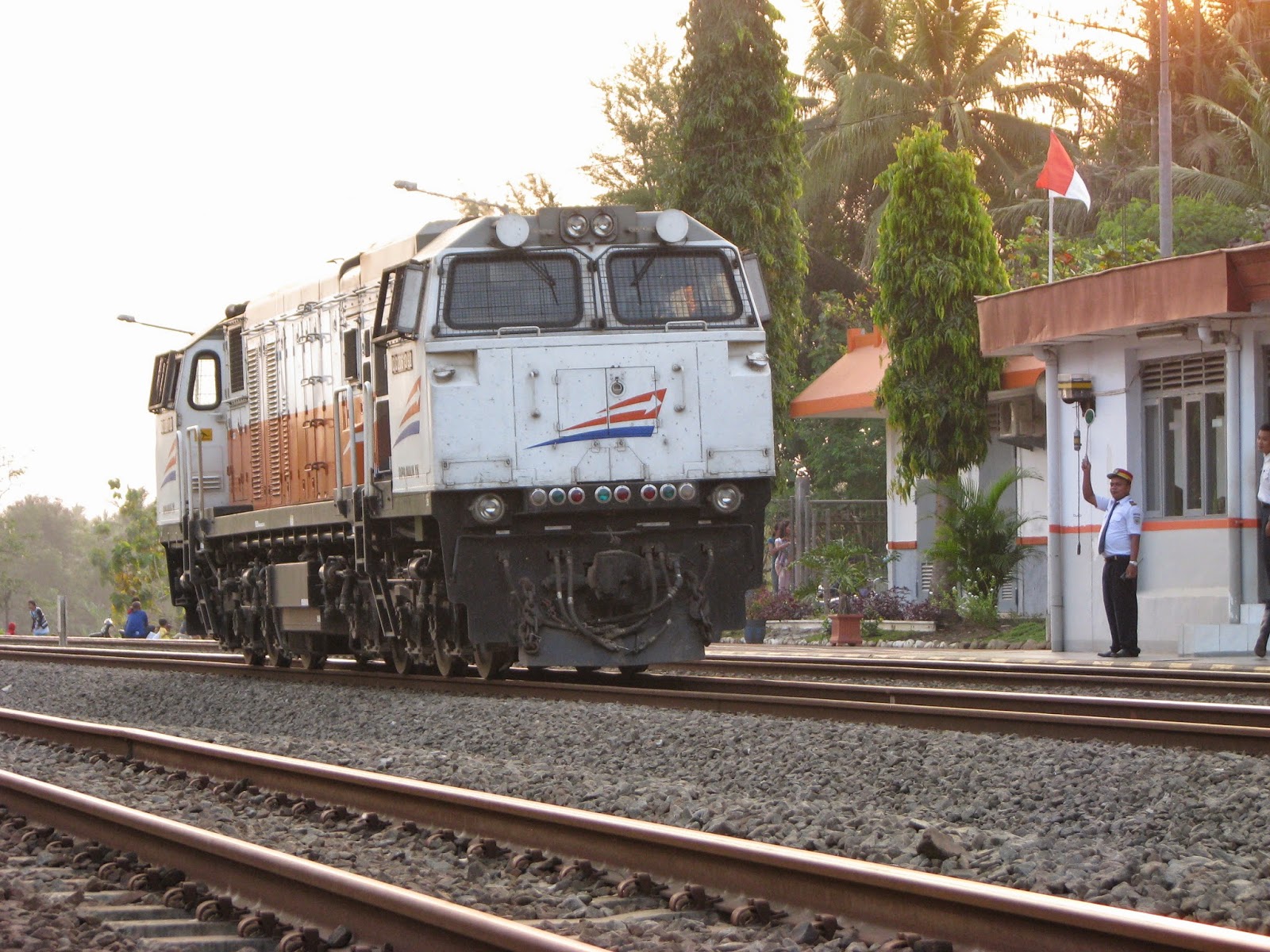 Kereta Api Indonesia: CC206 Kembali ke Dipo Lokomotif Yogyakarta ...