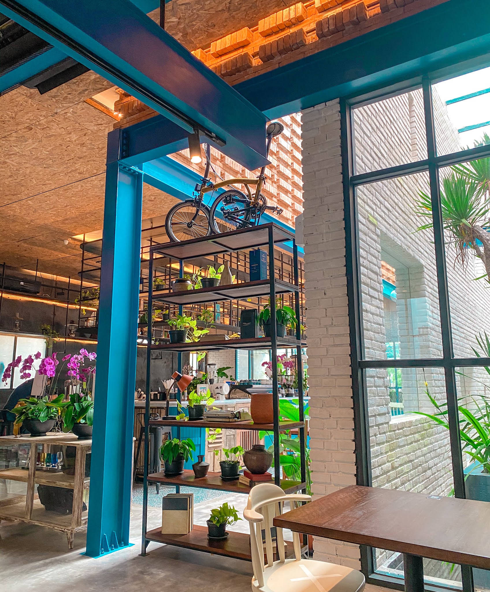 Ombe Kofie, Surabaya