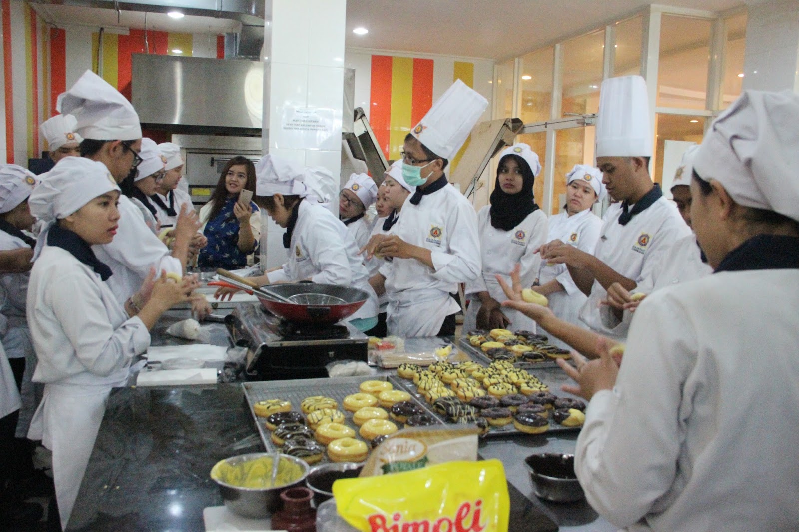 AKADEMI PARIWISATA MAJAPAHIT: Dosen Tamu Akpar Majapahit dari Inna Roti