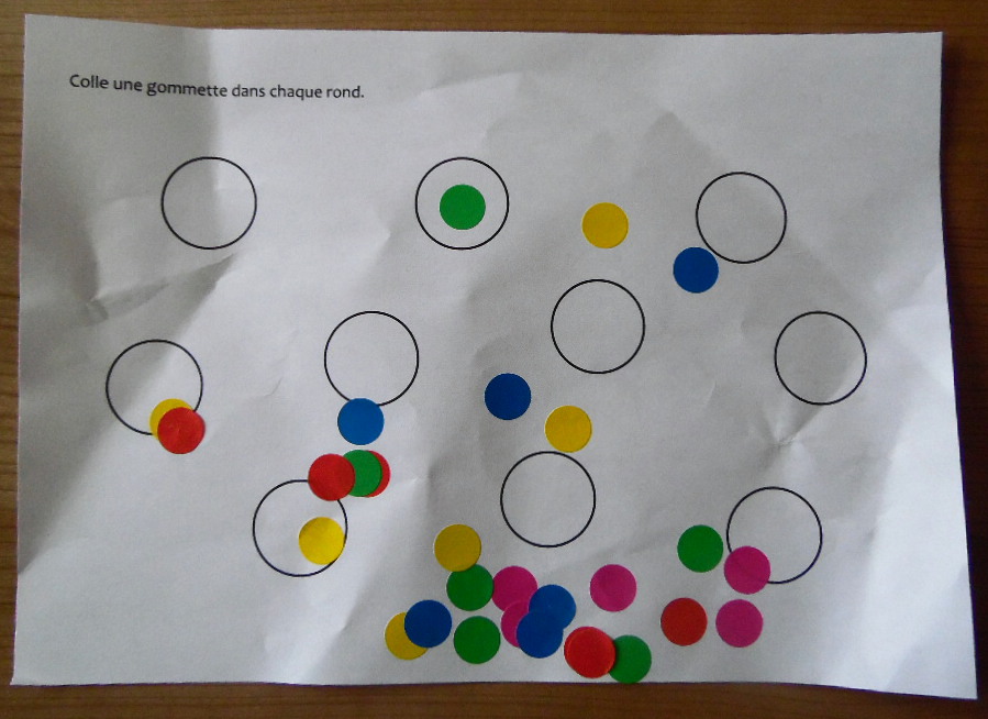 Les p'tits bouts de Lilou: Colle une gommette dans chaque rond
