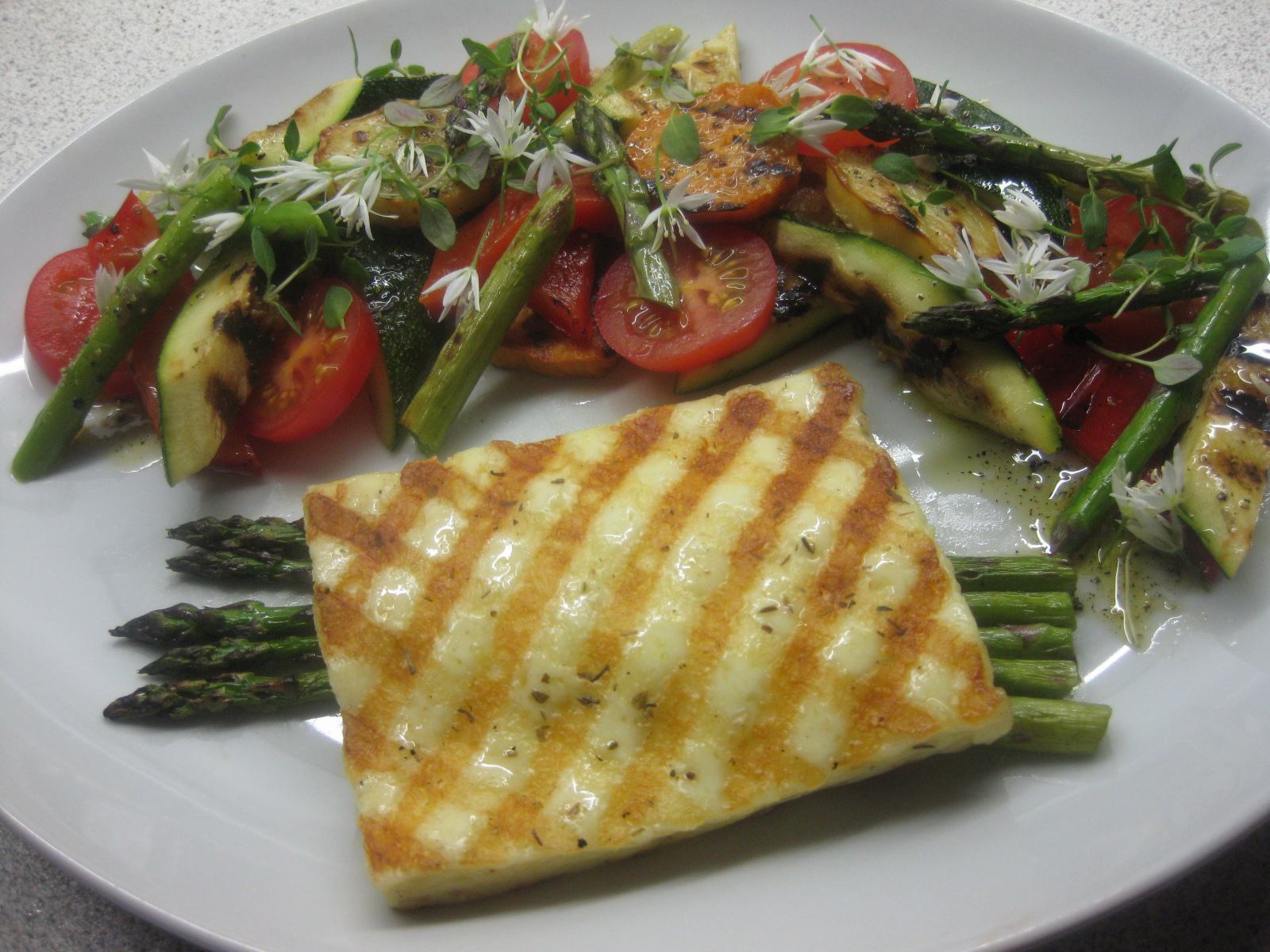 Klidmoster.dk: Grillet halloumi-style ost med lun salat...