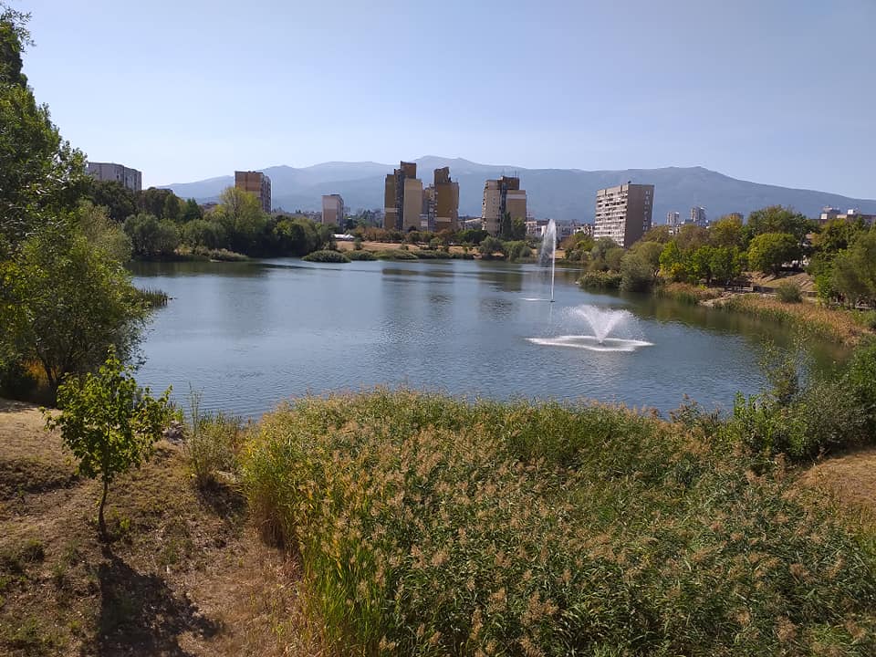 Езерото в "Дружба" 1 (ФОТОГАЛЕРИЯ)