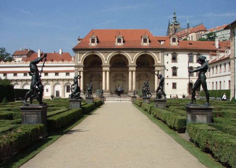 Top 10 Palaces in The World (with Photos)