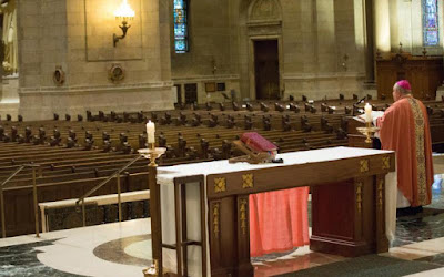 New Liturgical Movement: Live-Streaming the Absurdity of Versus Populum ...