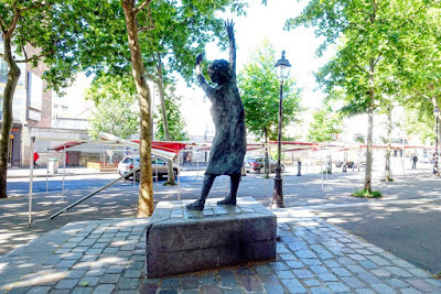 Paris : Hommage à Edith Piaf, une oeuvre de Lisbeth Deslile - XXème ...