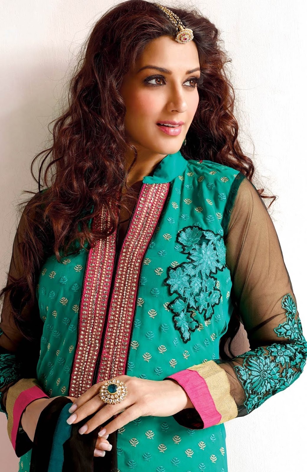 Beautiful Sonali Bendre HD Wallpaper - all 4u stars wallpaper