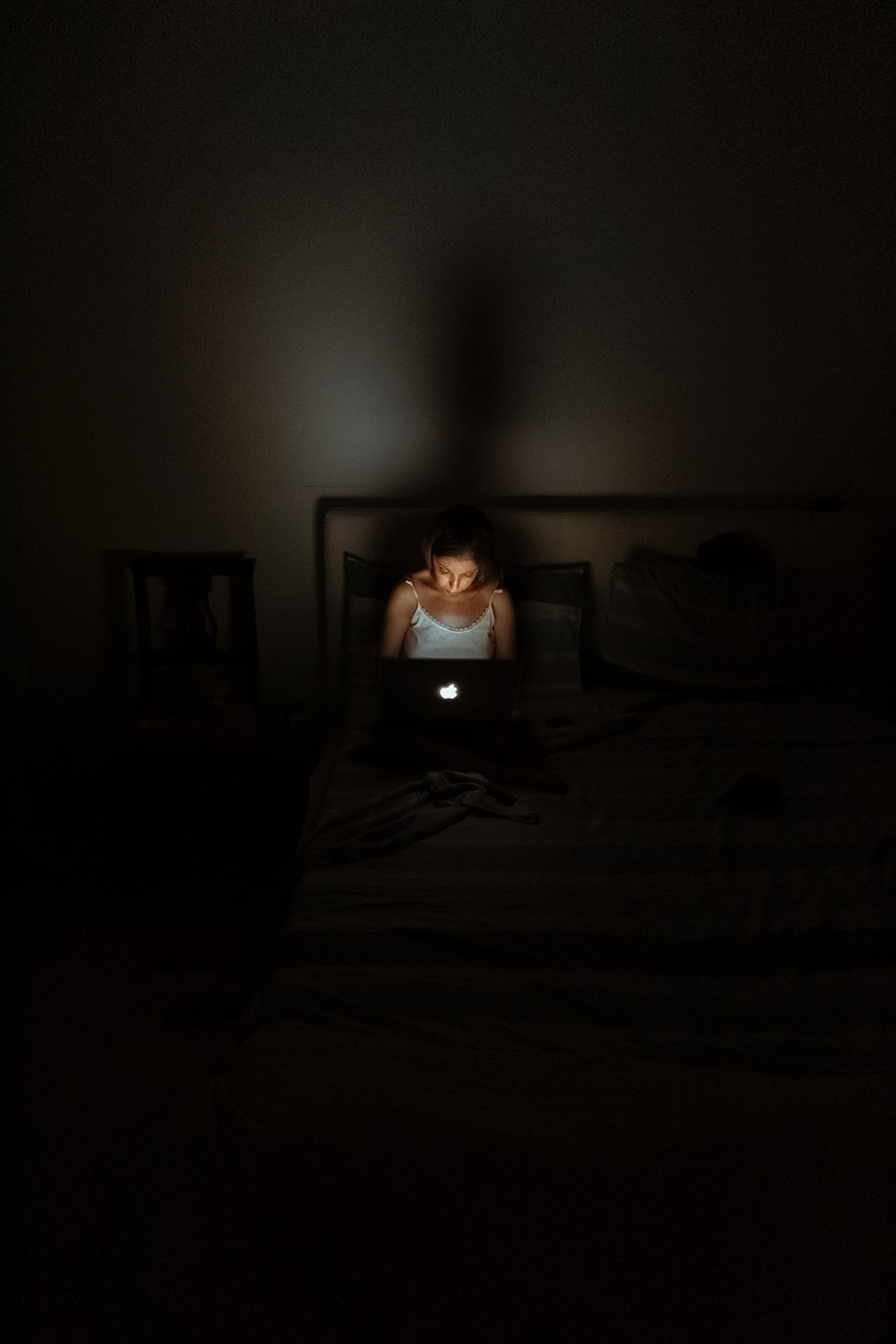 "Keep late hours" nghĩa là gì?