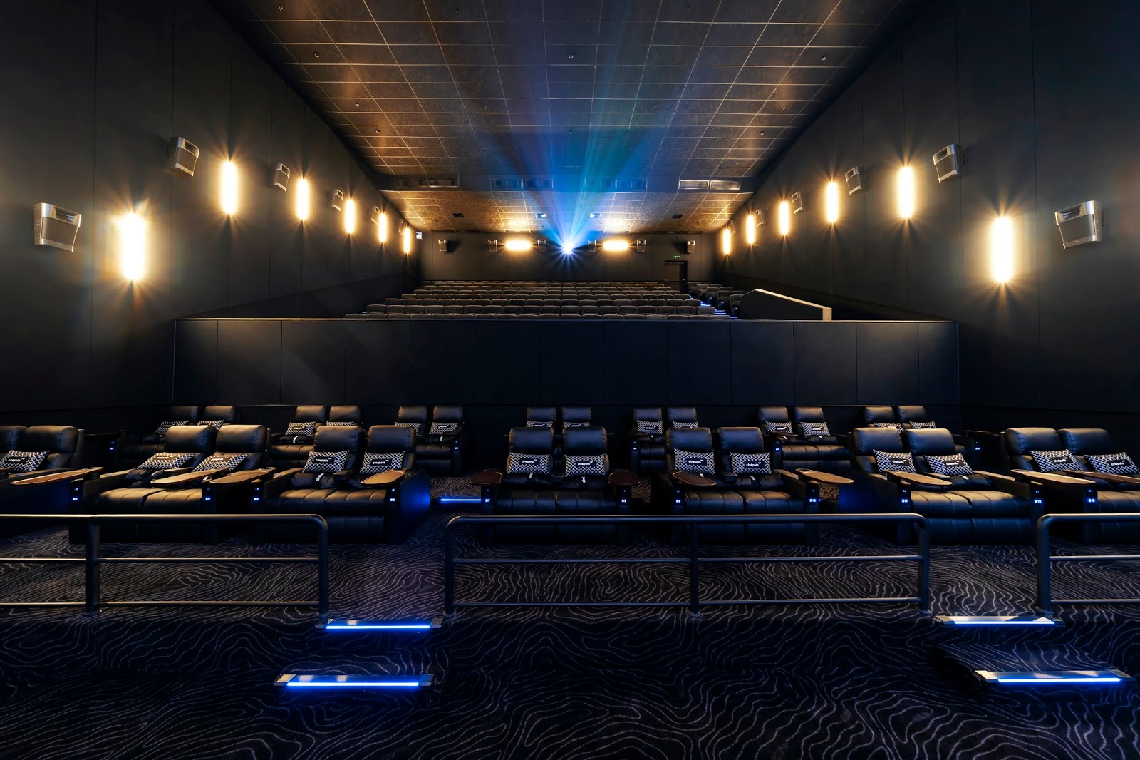 Di Bawah Langit BiruNya: Rebranding Cinemaxx Jadi Cinèpolis Hadirkan ...