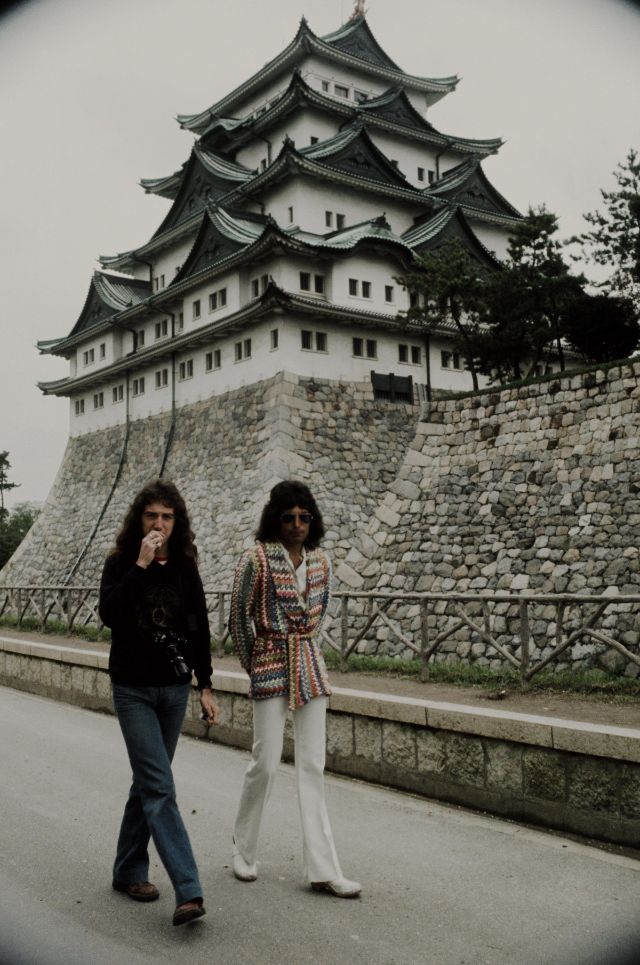 34 Candid Color Photographs of Queen’s First Visit to Japan in 1975 ...