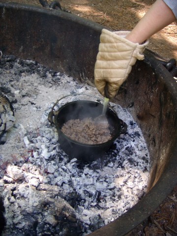 Humdrum Hodgepodge: Dutch Oven Chili Pie