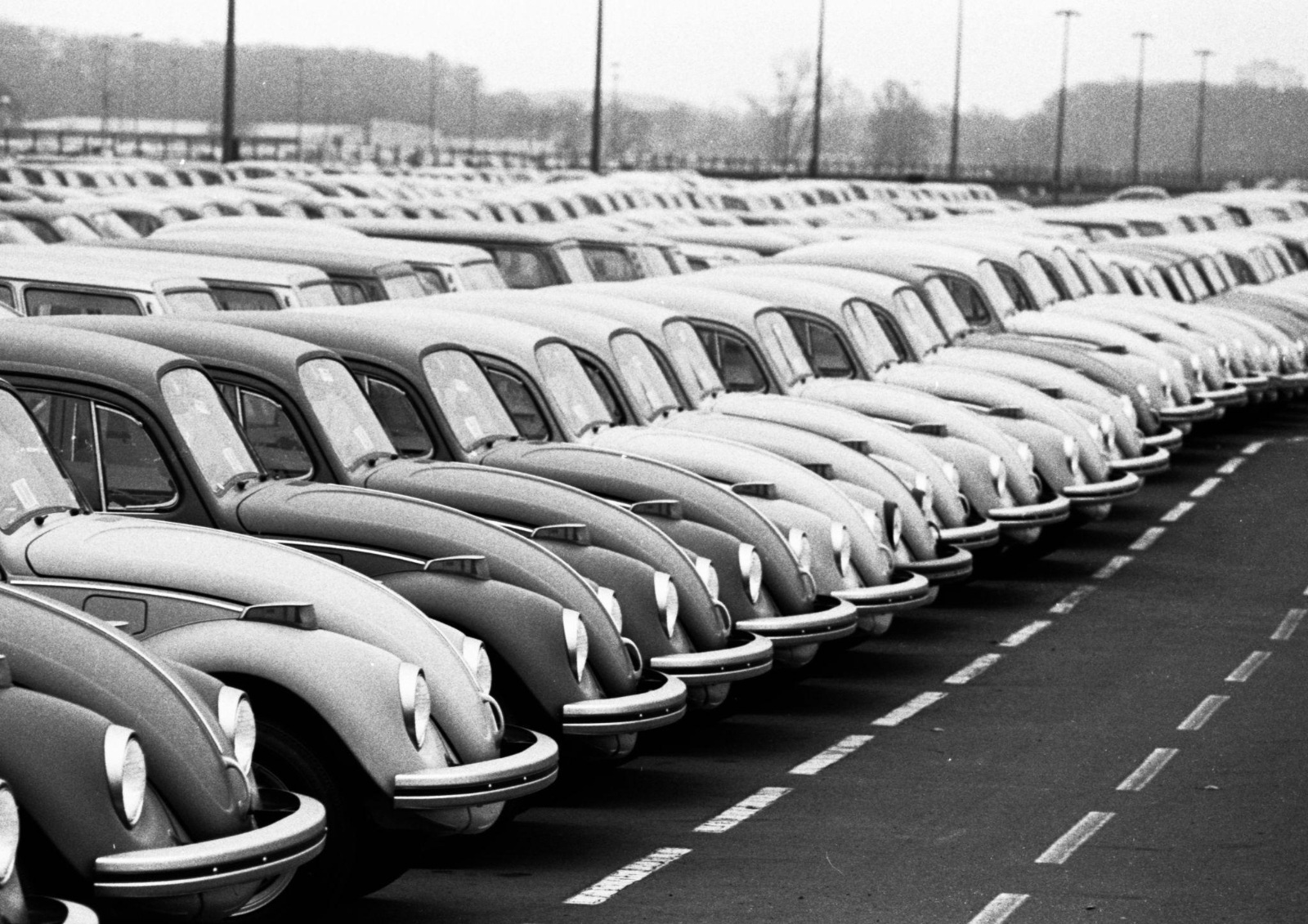 30 Vintage Photographs Capture Daily Life at the Volkswagen Factory in ...