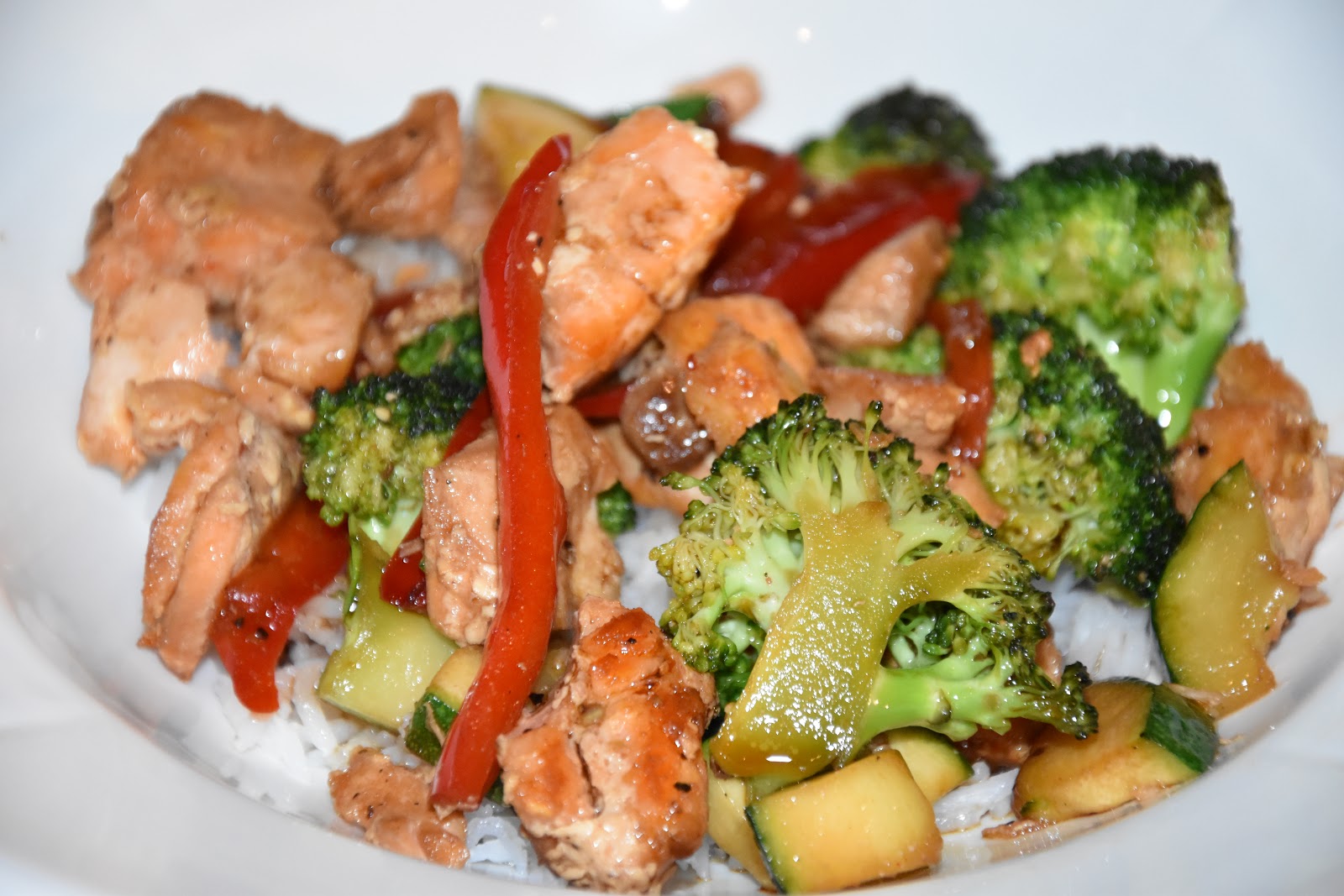 Wok med laks, ris og grønnsaker