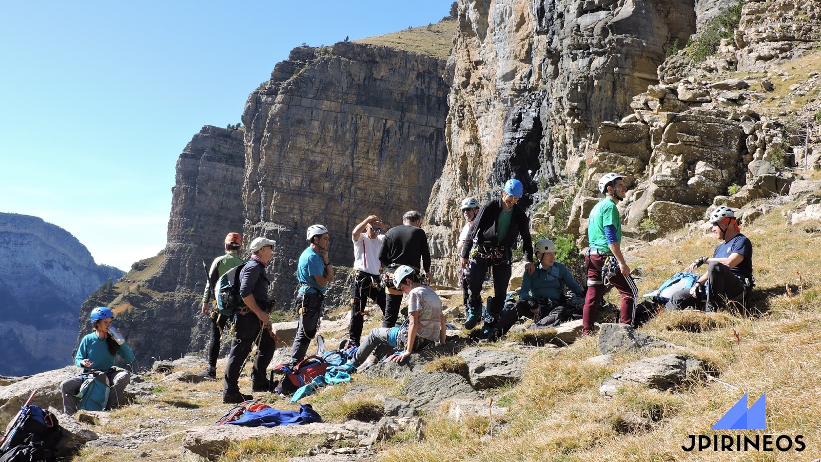 Faja Racón y circo de Cotatuero (clavijas) desde la Pradera de Ordesa