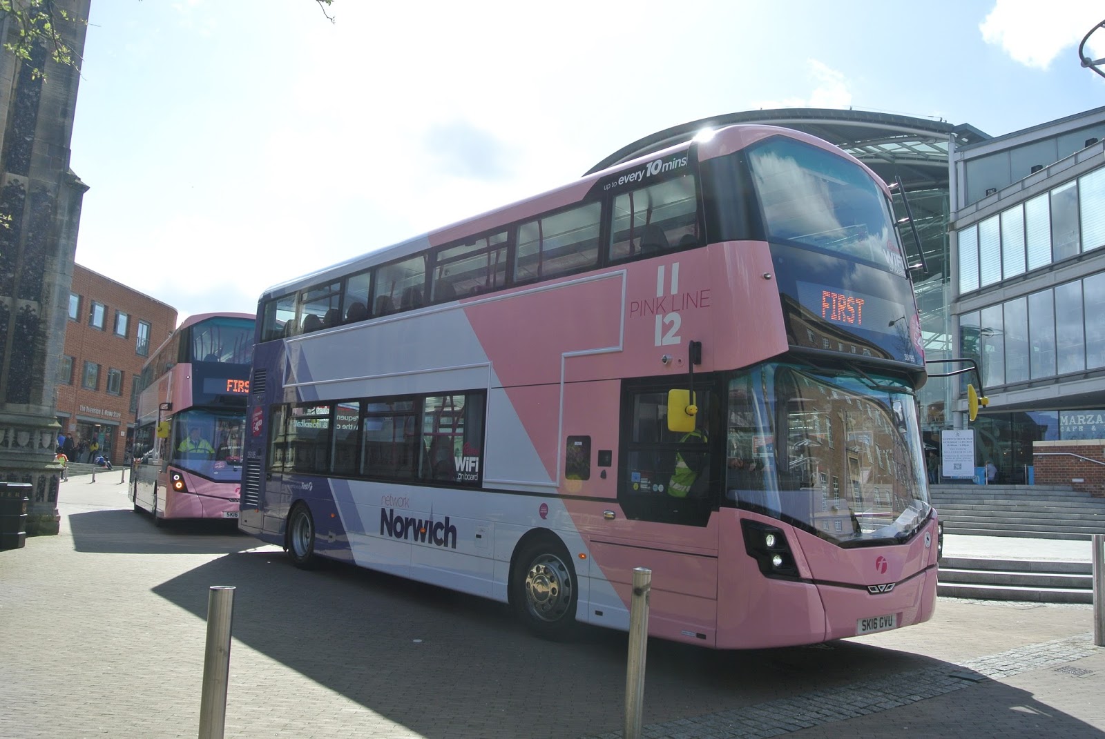 Ryan's Bus Blog: The classy Wright StreetDecks swings into First Norwich