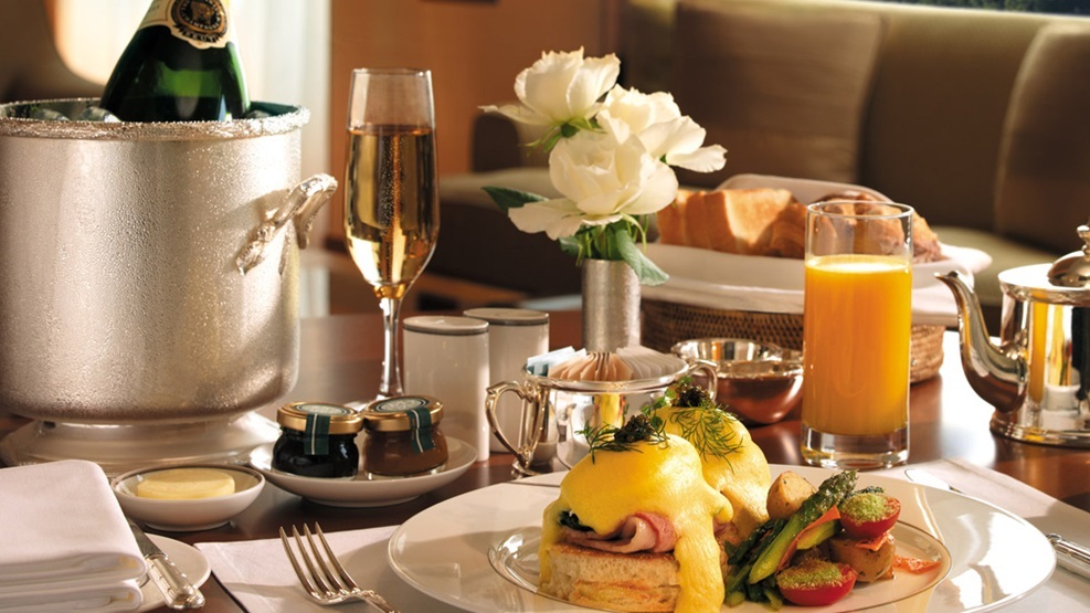 Room Service - Peralatan dan administrasi, Pengambilan Pesanan ...