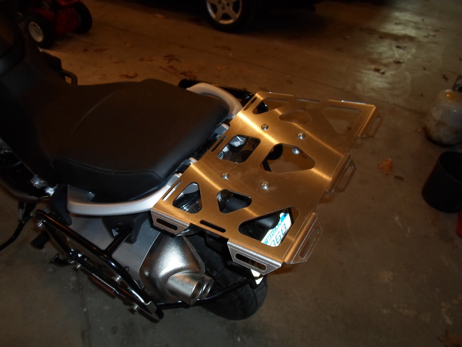 Moto Guzzi Stelvio NTX 2013: Rear rack installation