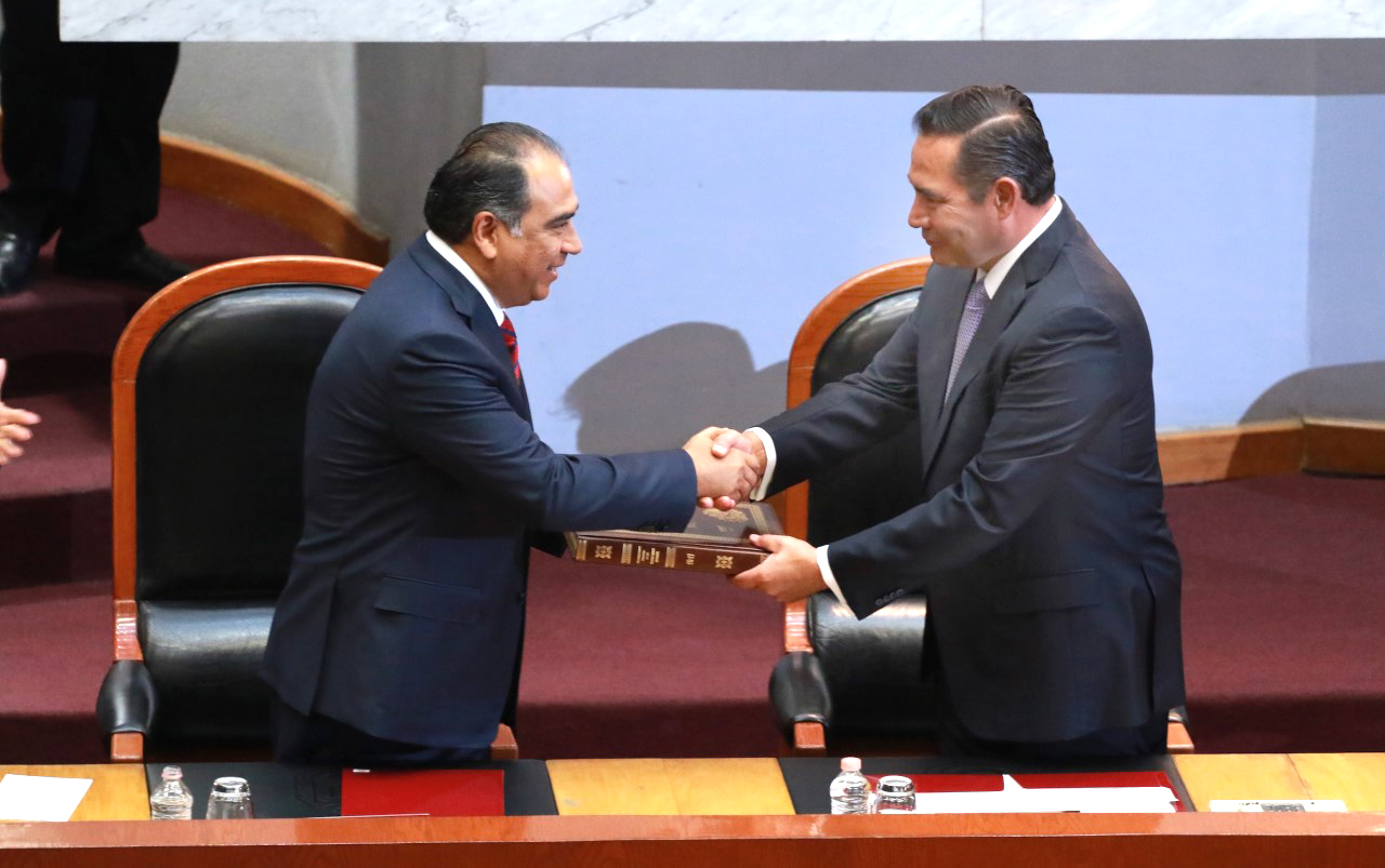 Recibe el gobernador un Facsímil de la Constitución Política de 1917