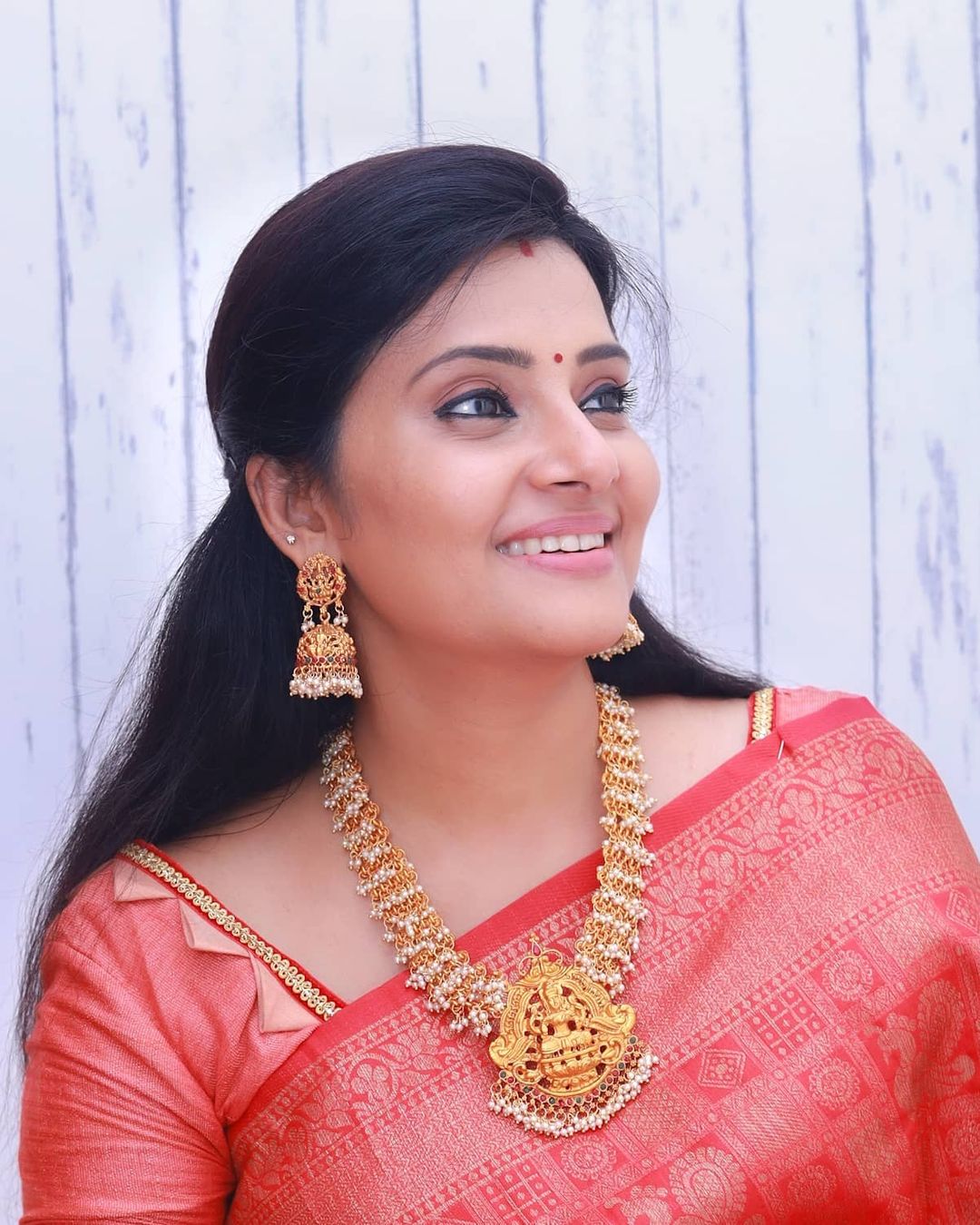 Actress shruthi raj cute traditional saree photoshoot