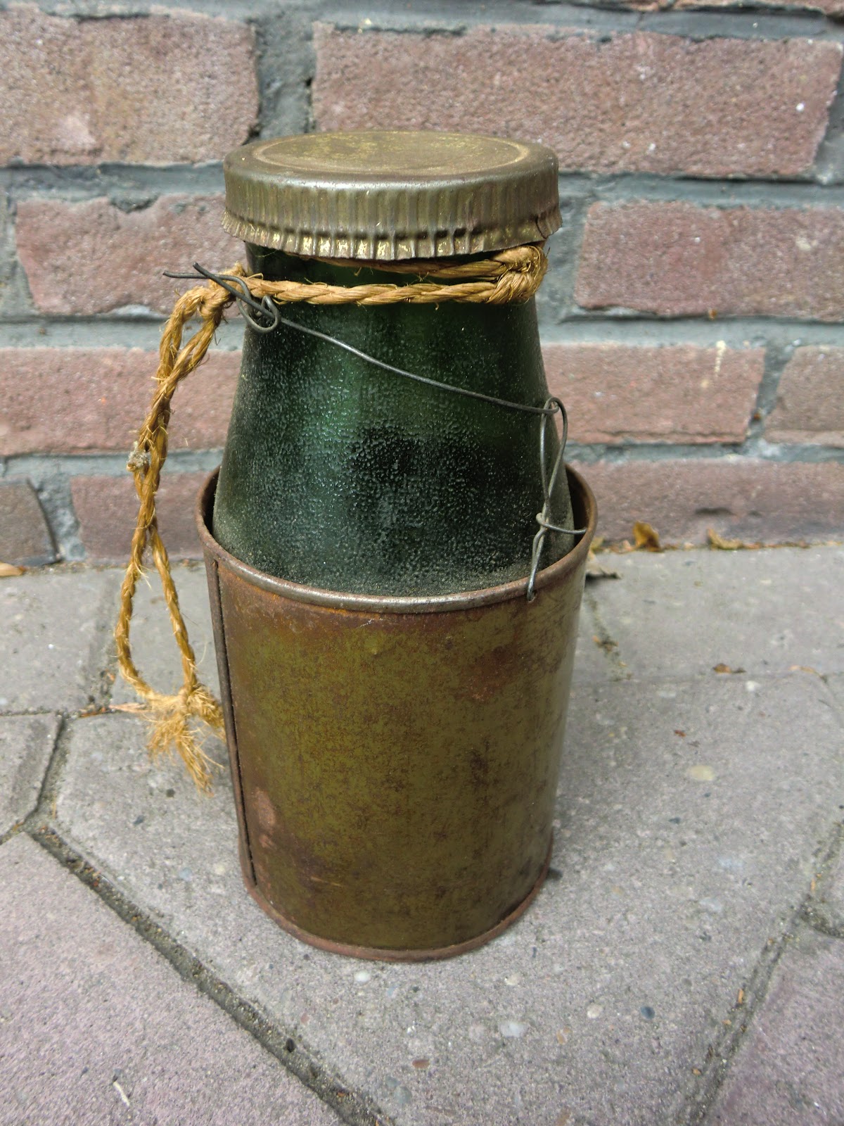 Achter prikkeldraad: Spoelfles (botol cebok) van een krijgsgevangen ...