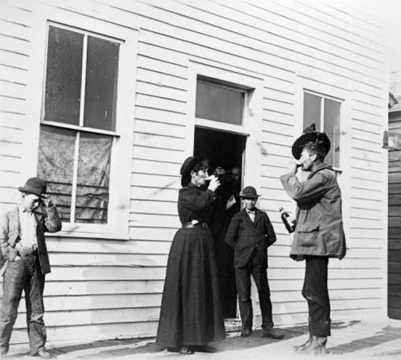 Calamity Jane and Teddy Blue Abbott Drinking Beer at a Bar in Gilt Edge ...