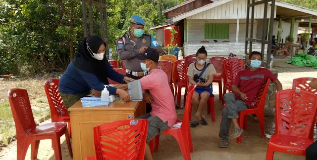 Personil Polsek Ketungau Hulu Awasi Kegiatan Vaksinasi Warga Di ...