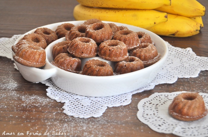 Mini bolinhos de banana com chocolate e farinha de coco