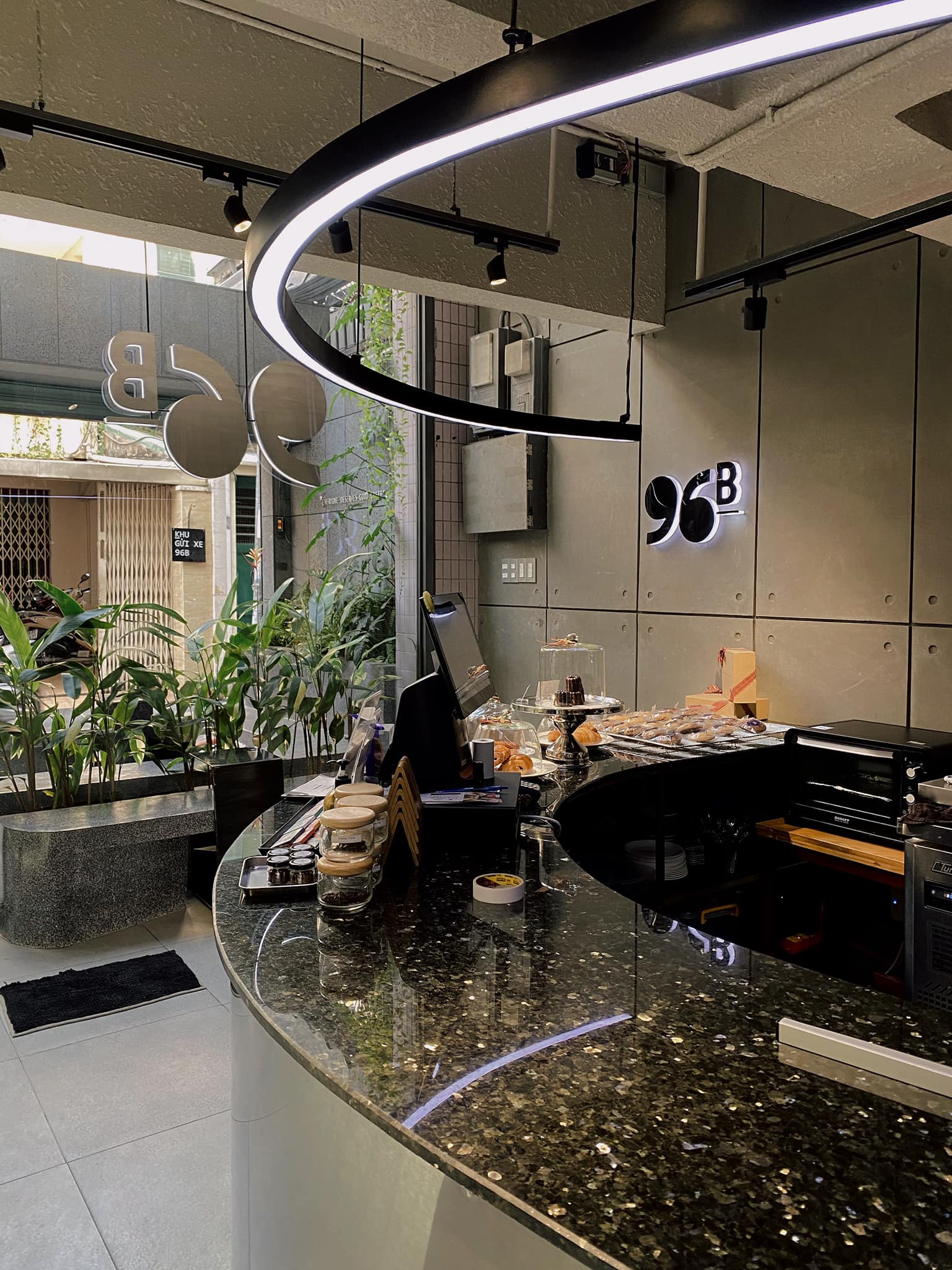 96B Experiment - Quán coffee tone xám giữa lòng Quận 1