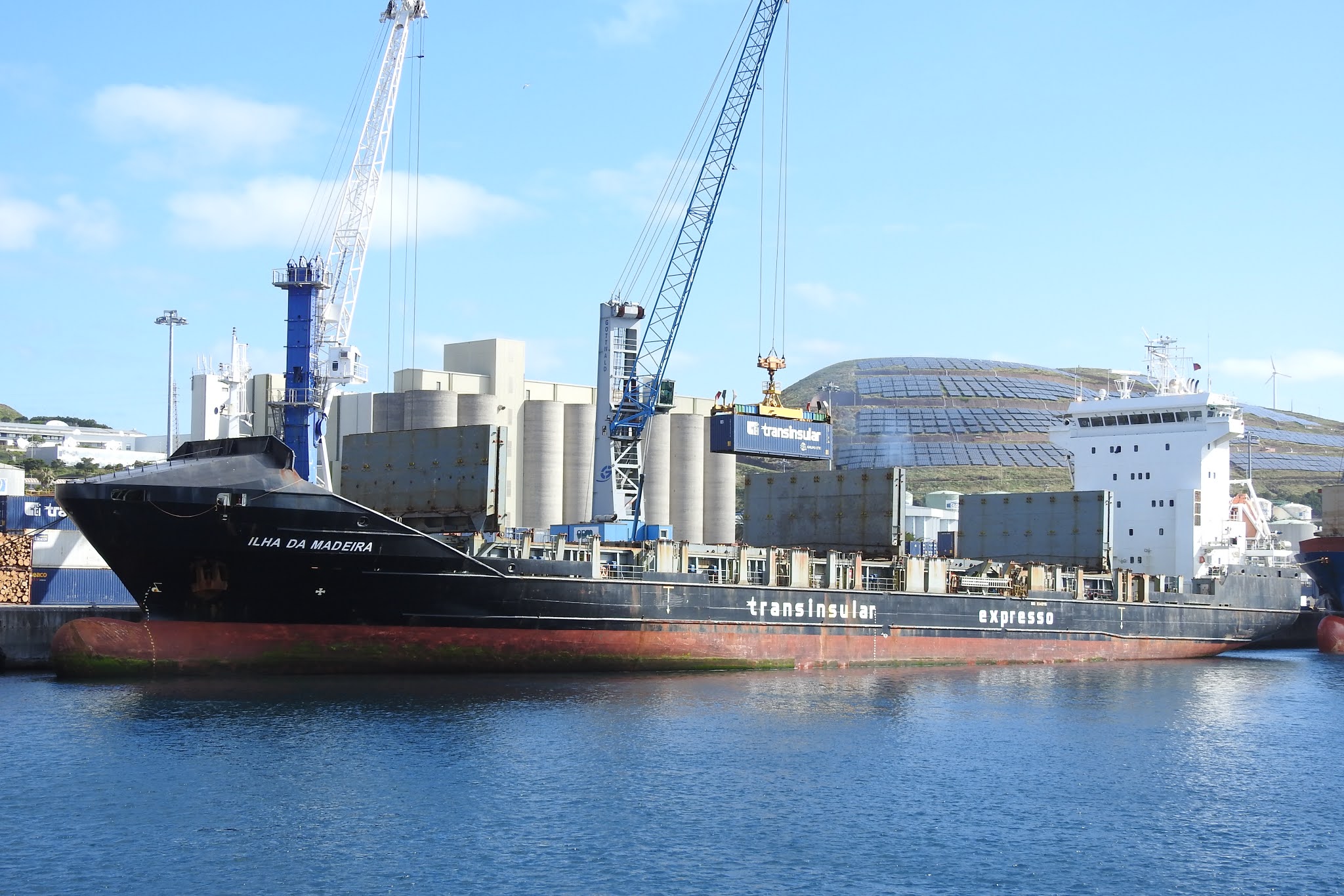 CLUBE DE ENTUSIASTAS DE NAVIOS: Movimento no Porto do Caniçal