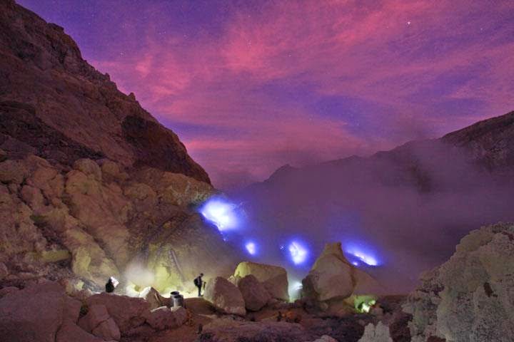 Fenomena Blue Fire Di Puncak Kawah Ijen - DREAMS46