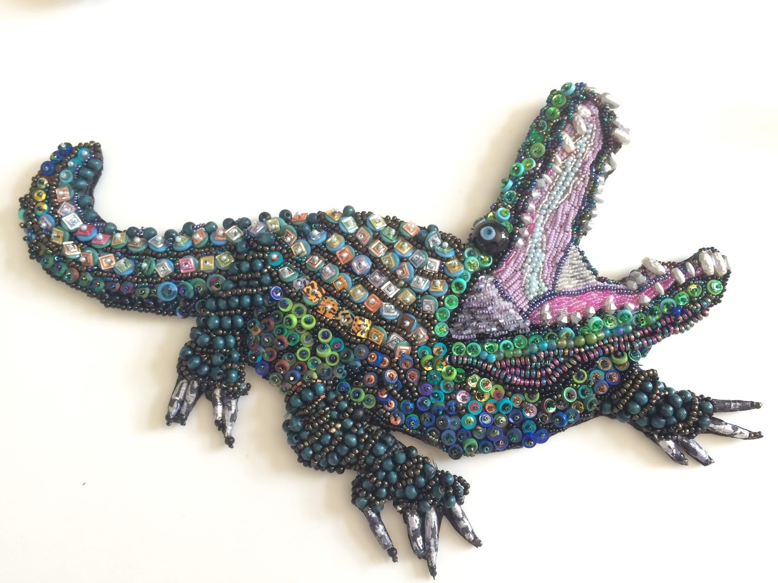 Fiber Obsession: Button & bead alligator wall plaque