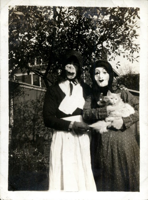 Vintage Photos of Funny Halloween Costumes From Between the 1900s to ...