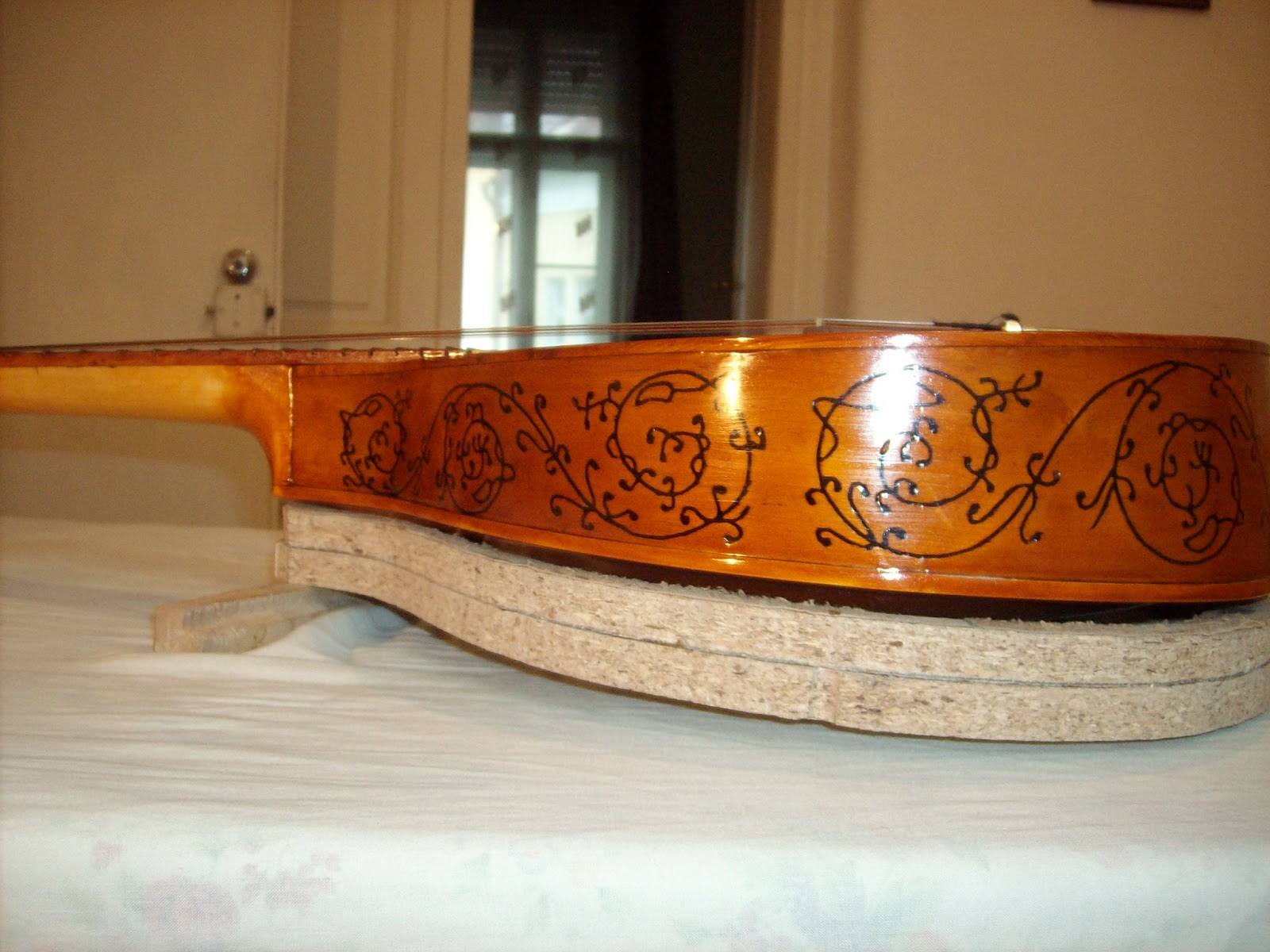 Bökös László hangszerkészítő (violin-viola maker)