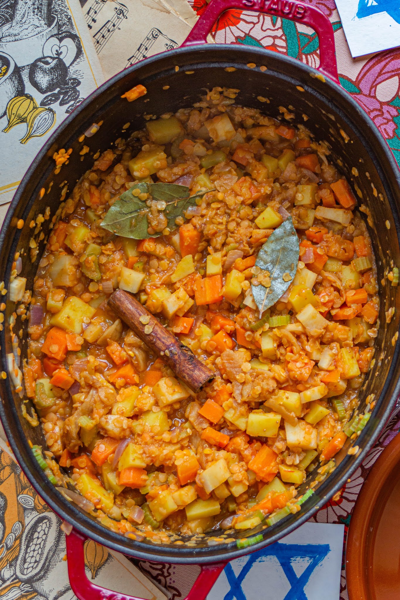 CZULENT Z WARZYWAMI KORZENIOWYMI I SOCZEWICĄ | Wegan Nerd - roślinne ...