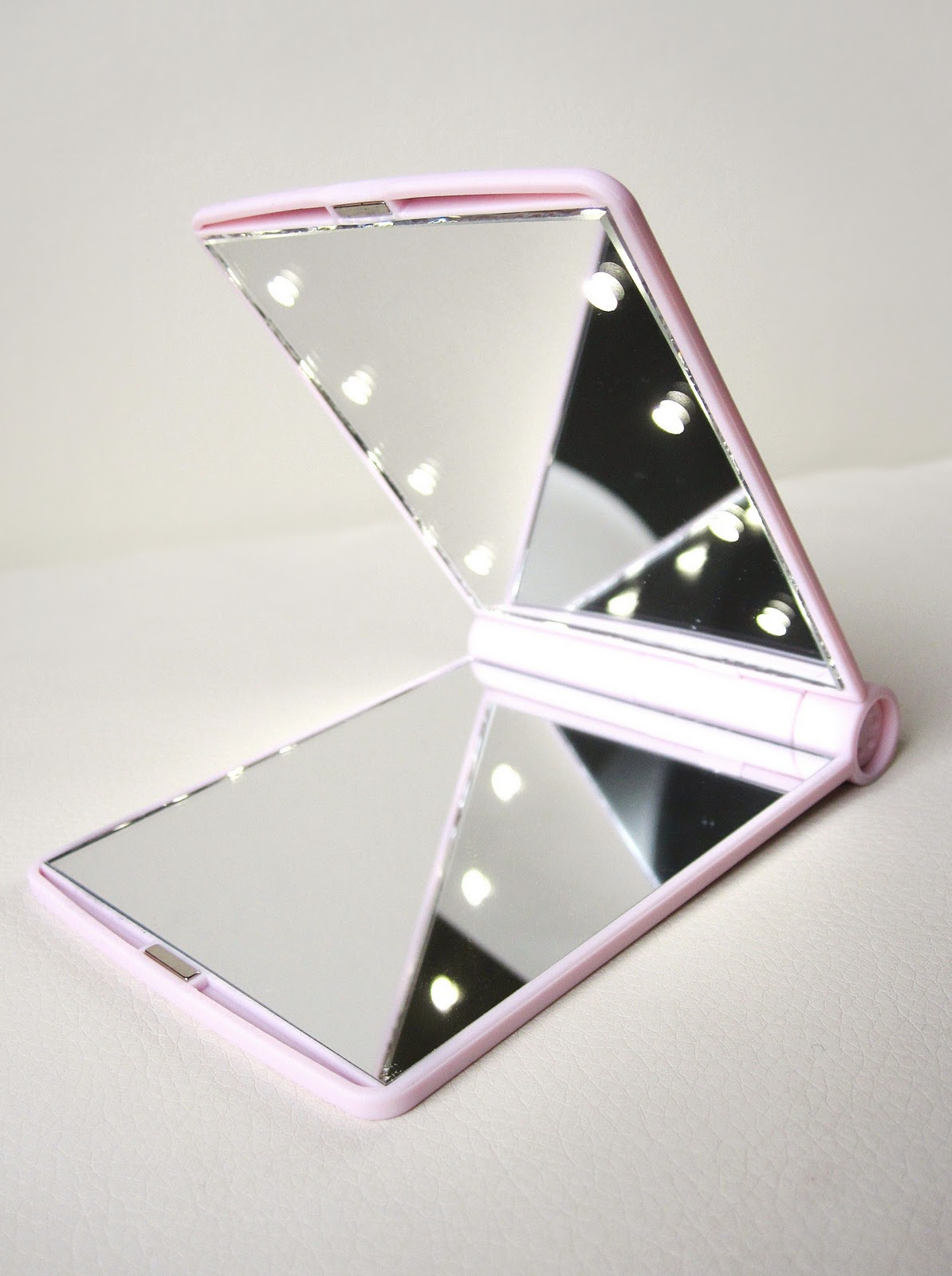 Model Mirror LED compact - Beau Bow | Makeup Savvy - makeup and beauty blog