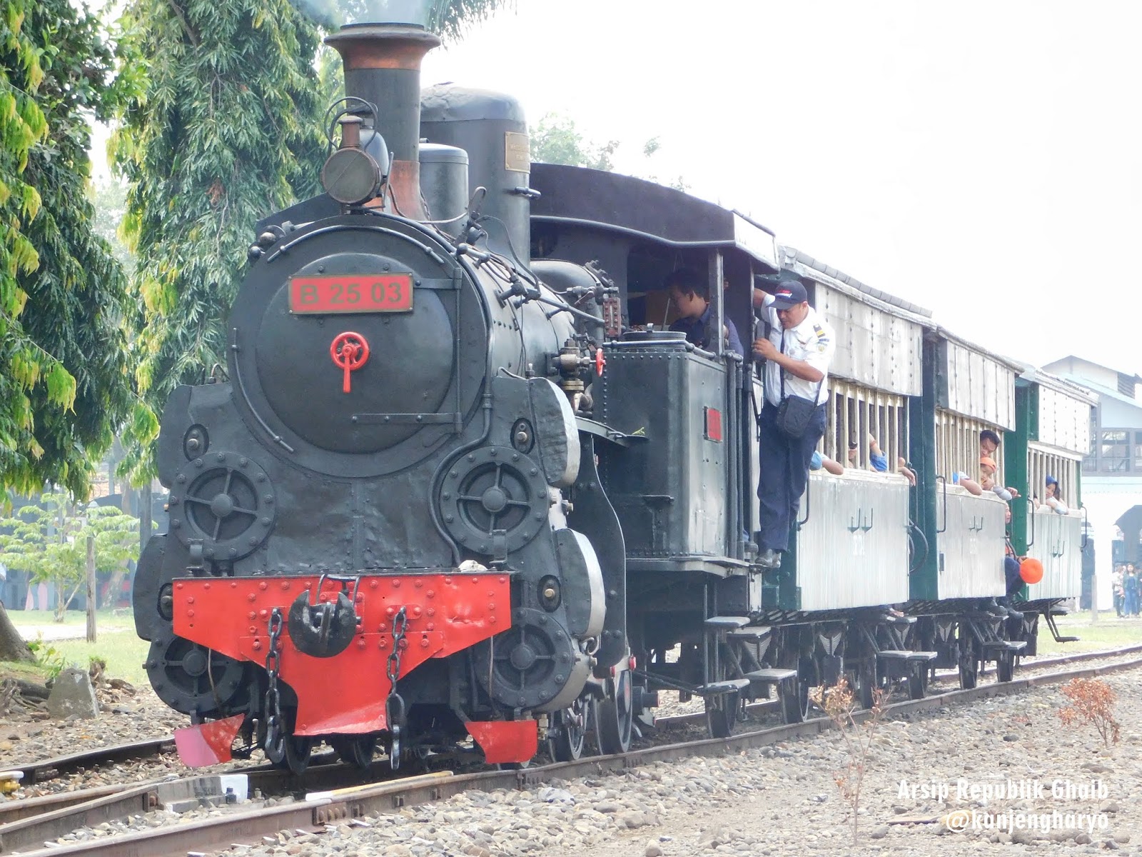 Kereta Api Indonesia: Menikmati Sensasi Kereta Api Uap Wisata di ...