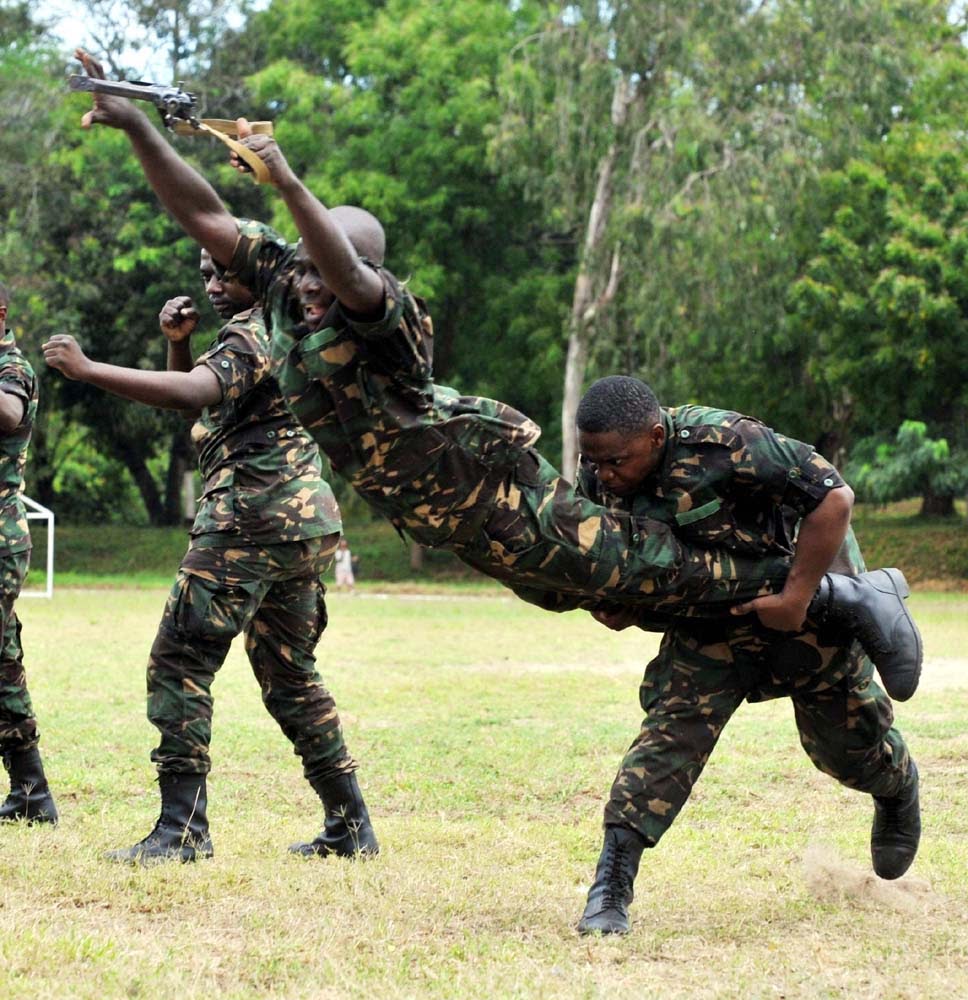 ANGALIA PICHA WANAJESHI WA CHINA NA TANZANIA WAFANYA MAZOEZI YA PAMOJA