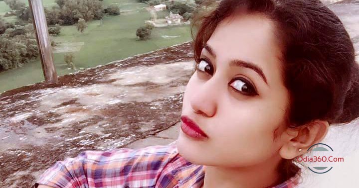 Elina SamantRay Real Life Hot Selfie, Pout Photos Odia Actress