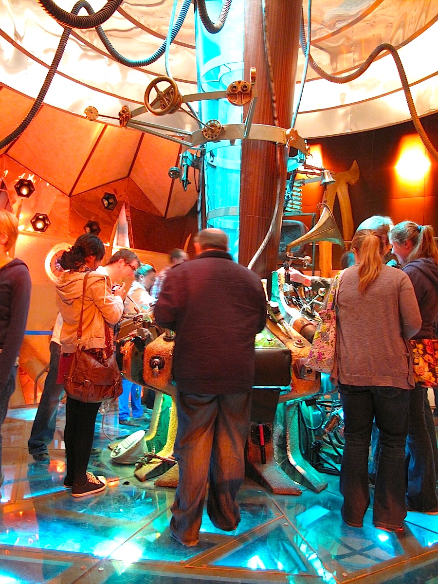 Making My 11th Doctor Costume: Cardiff Convention - TARDIS set tour